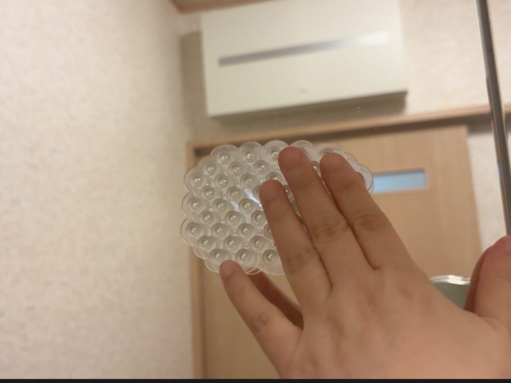 【100均セリア】水回りの浮かせる収納に！買って良かったピタッと吸いつく吸着シート | 100均マニアのレビュー帳｜さきモカ